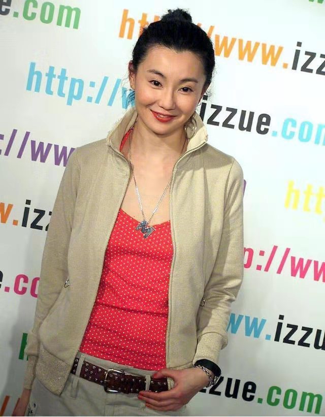 Zhang Manyu dressed up young, wearing a wave point vest to the head ...