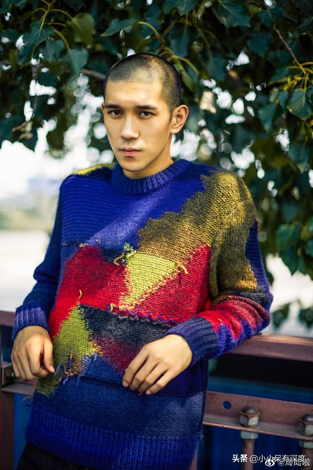 Zhou Lula is dusty, he has a long body and a tall and straight posture ...