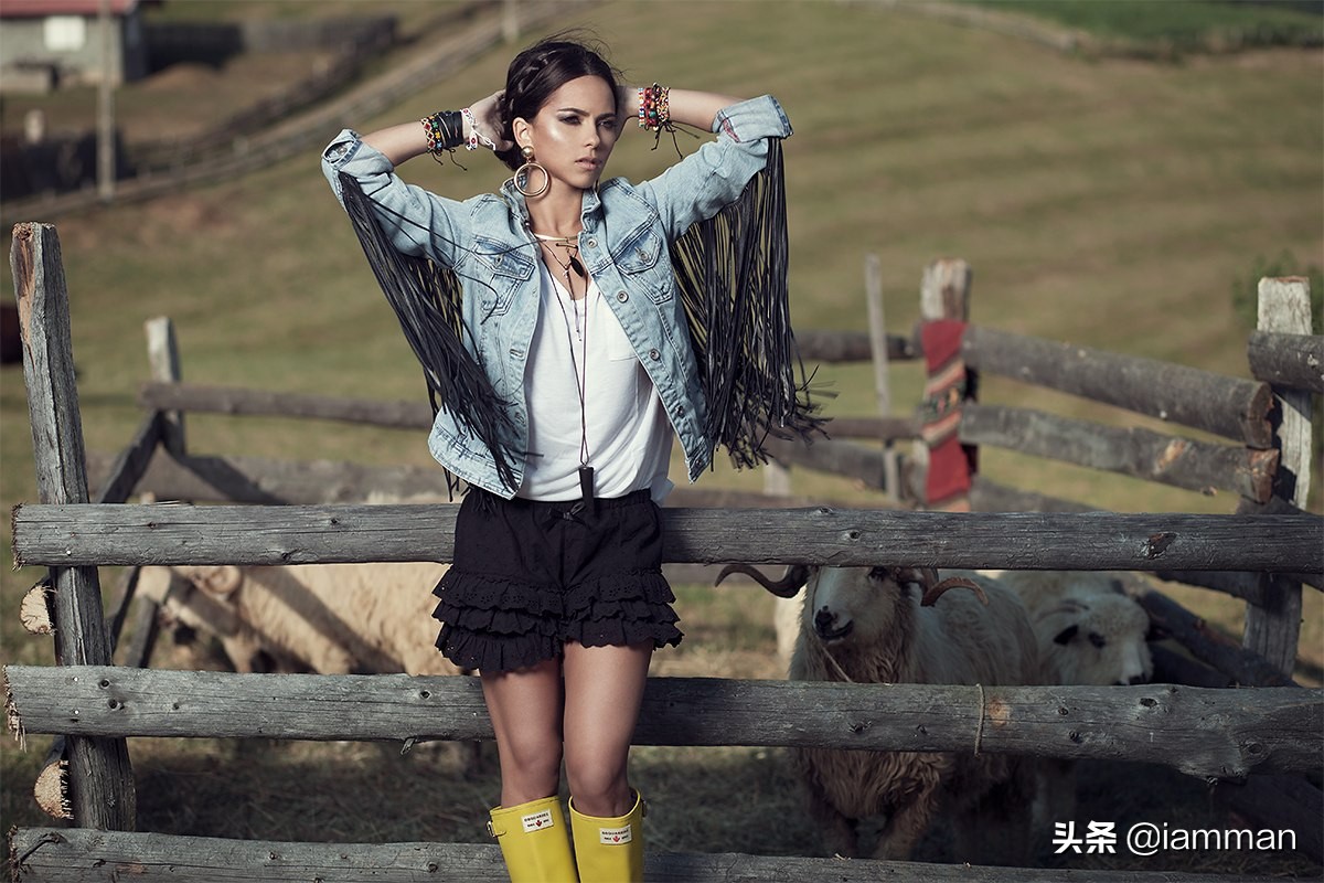 Romanian singer and dancer Inna - iNEWS