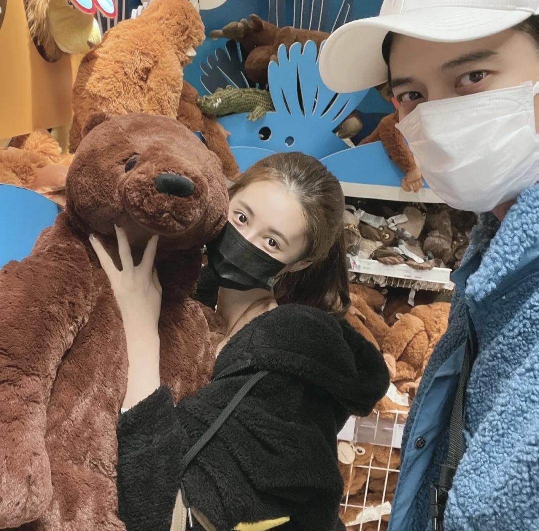 Guo Pinchao and Ma Zehan go shopping sweetly, and he is willing to be a ...