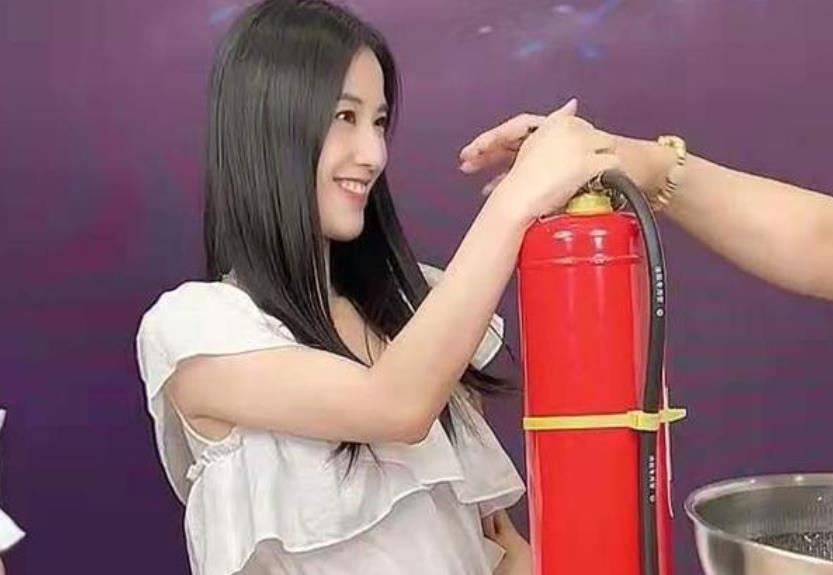 Huang Shengyi and Yang Zikai live live to bring the goods, the family of five are all on camera ...