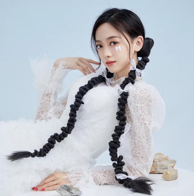 Linger wears a lace dress and takes a photo with Menglei, but Menglei ...