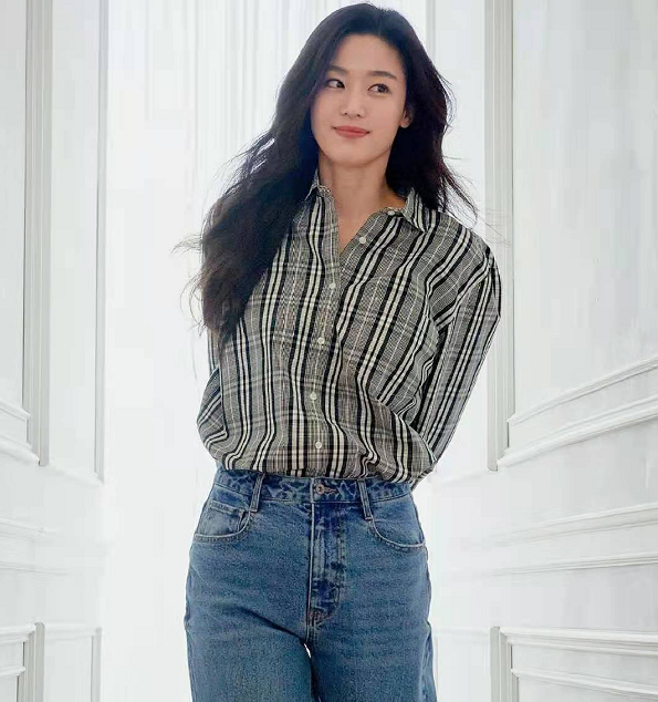 39-year-old Jun Ji-hyun's new pictorial exposed! Show your figure in a ...