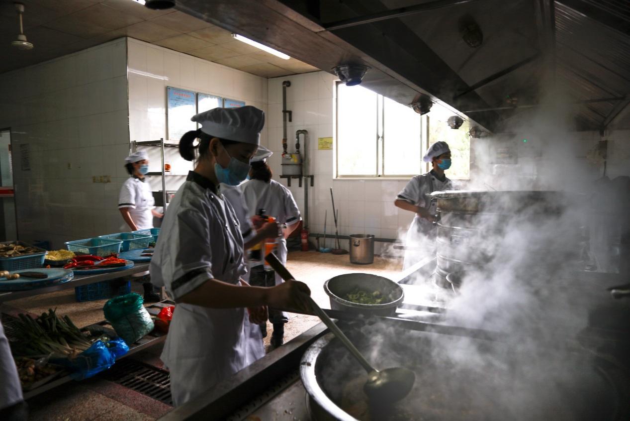 The youthful splendor of the female cooking soldier - iNEWS