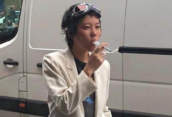 Faye Wong's daughter Dou Jingtong was filmed smoking on the street ...