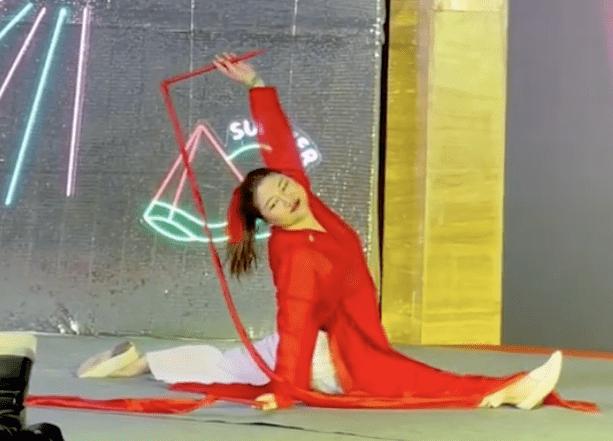 36-year-old Yang Tianzhen posted a dancing video, dressed in a red ...