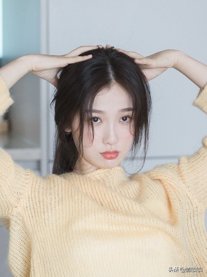 Yu Shuxin's warm apricot makeup with a yellow sweater smiles bright and ...