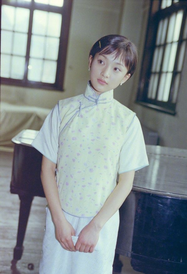 Zhou Xun's old photos of April in the world are exposed, his eyes are ...