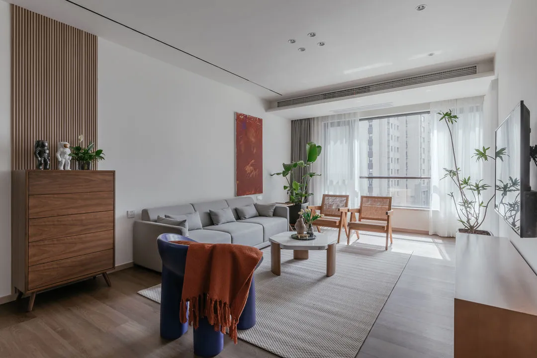 Her house is 146 square meters, the decoration is not luxurious, but it ...