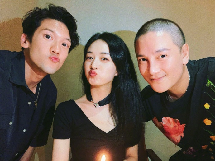 Zhao Liying's photo with Ding Zijun and Guan Zhibin is the real "Going rich, don't forget each ...