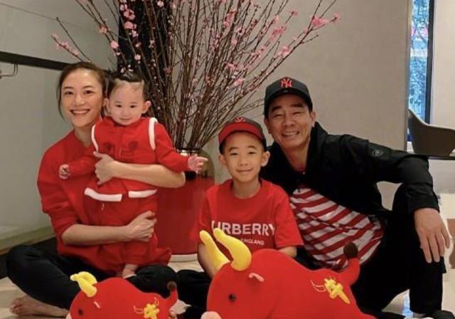 Chen Xiaochun took a photo with her youngest son, Hoho is super well ...